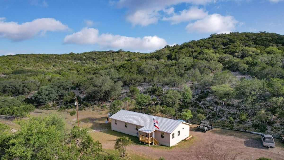 Laurel Bluff Ranch - 115 Acres with Newer Home & Excellent Exotics ...