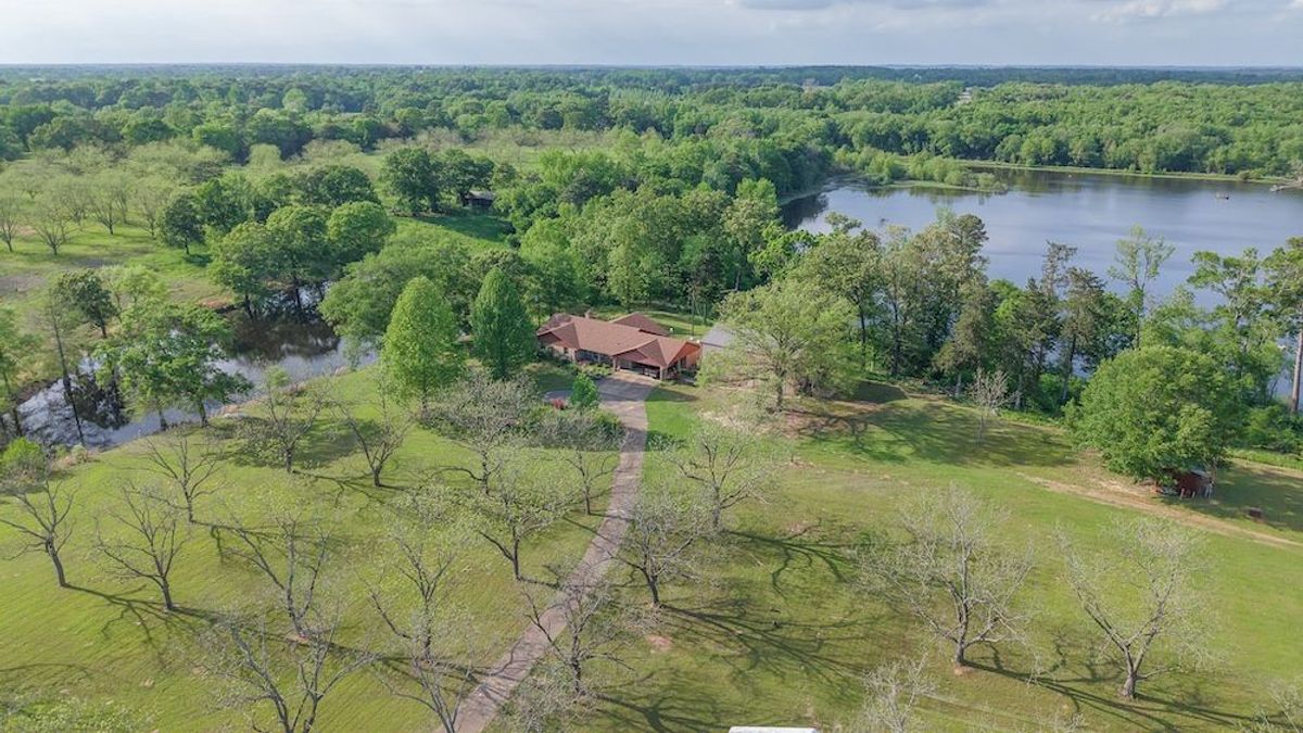 Country Home With Managed Fishing Lake | Whitetail Properties