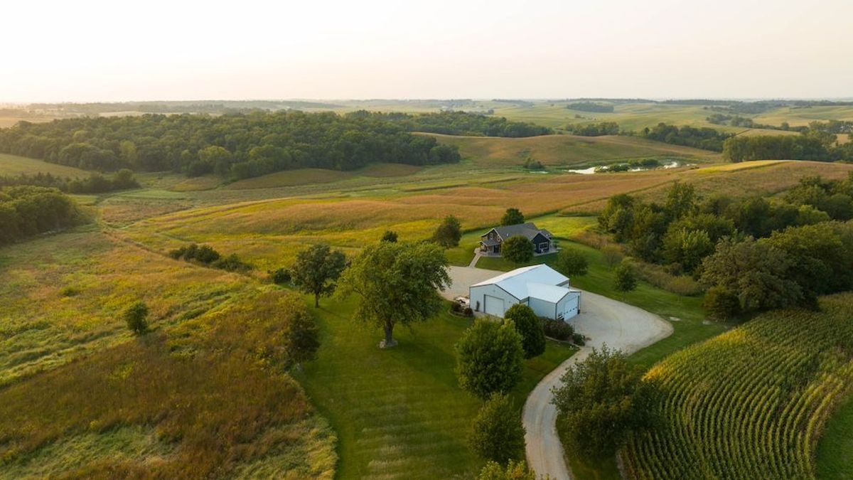 Top-Notch Hunting Farm With Timber Frame Home In Eastern Iowa ...