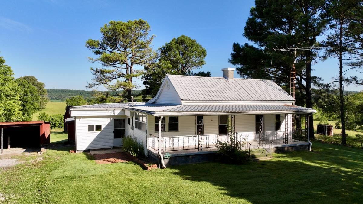 Country Home On Acreage In Western Kentucky | Whitetail Properties