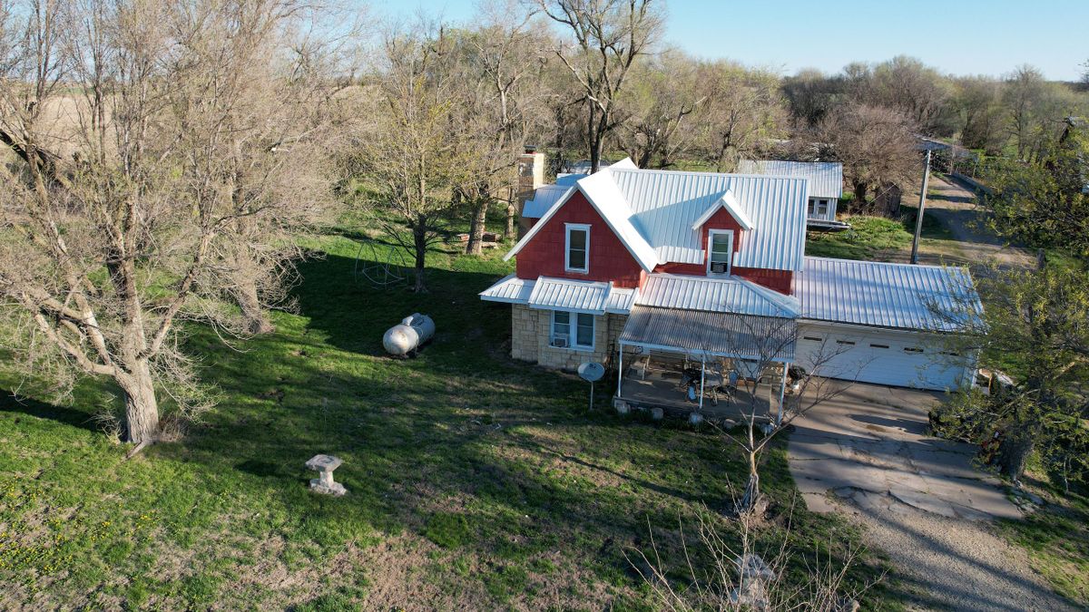 Country Living With Outbuildings And Livestock Accomodations ...
