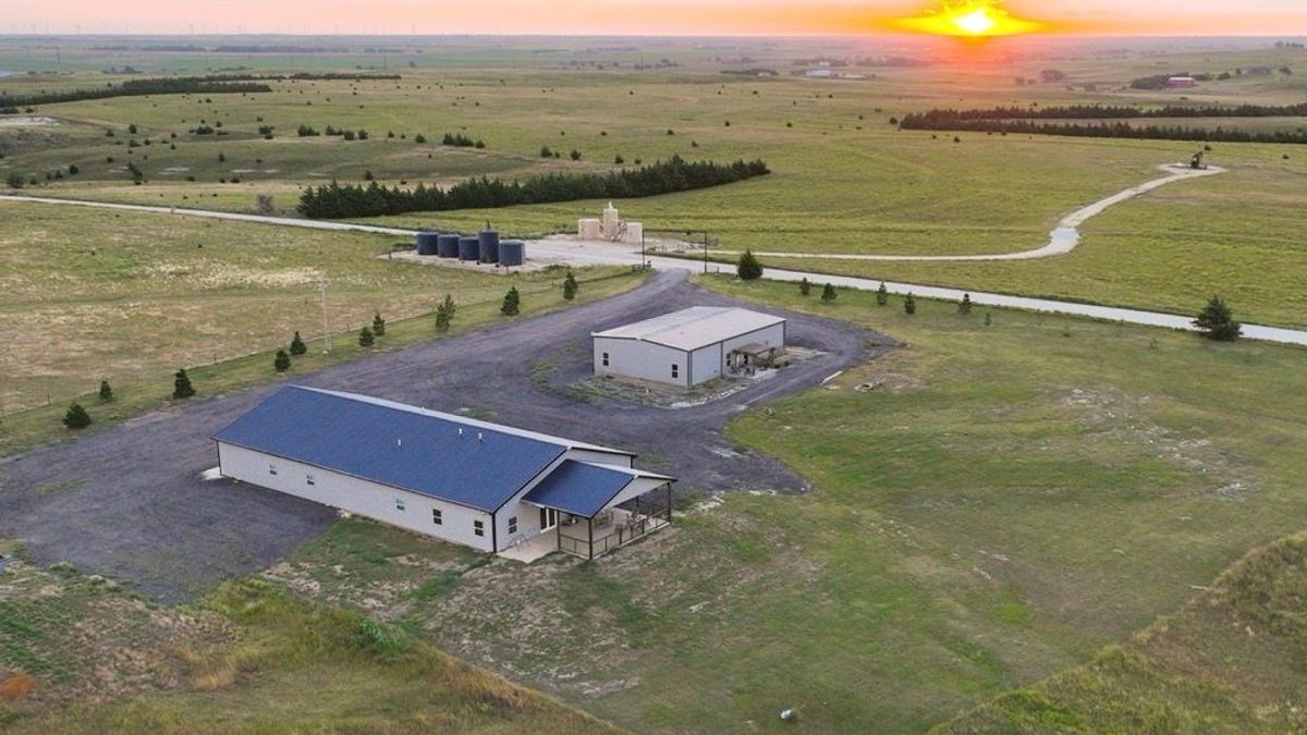 The Prairie Breeze Lodge In NW Kansas | Whitetail Properties