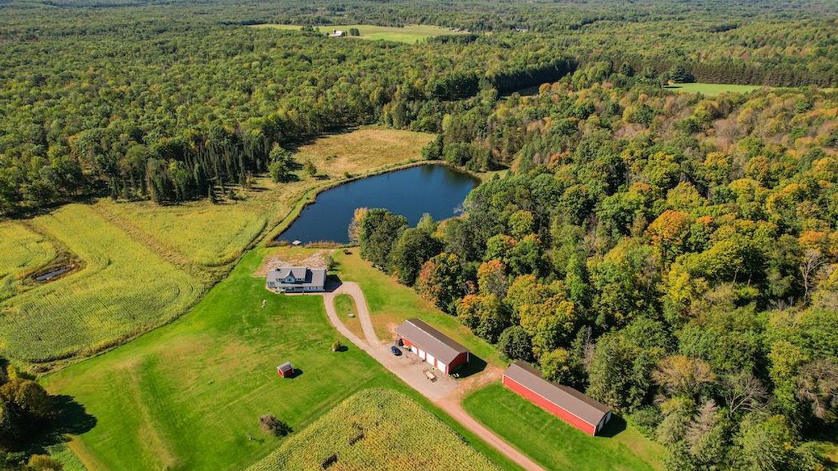 Country Home Overlooking Pond With Guest House/Shop Near Marshfield ...