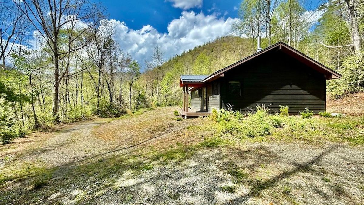 Unplug And Recharge – Off-Grid Mountain Getaway Featuring New ...