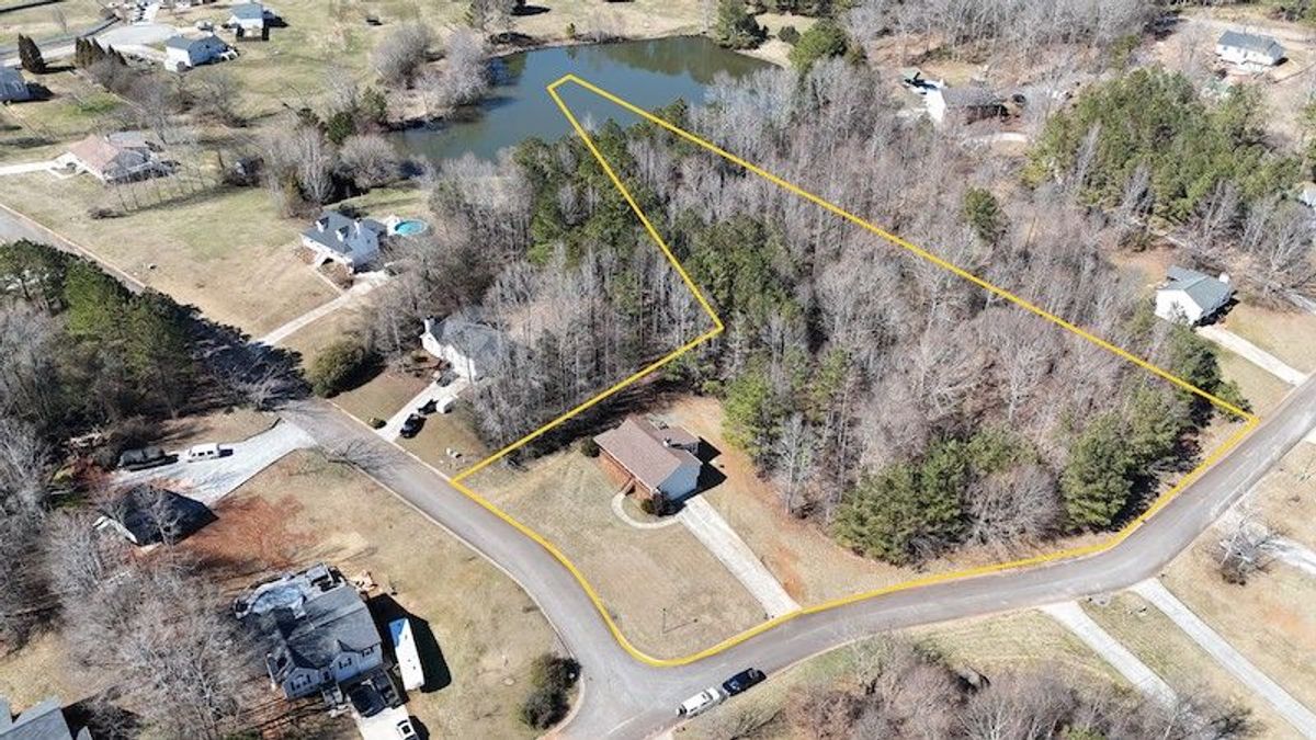 Beautiful Home On Large Corner Lot With Lake Frontage | Whitetail ...