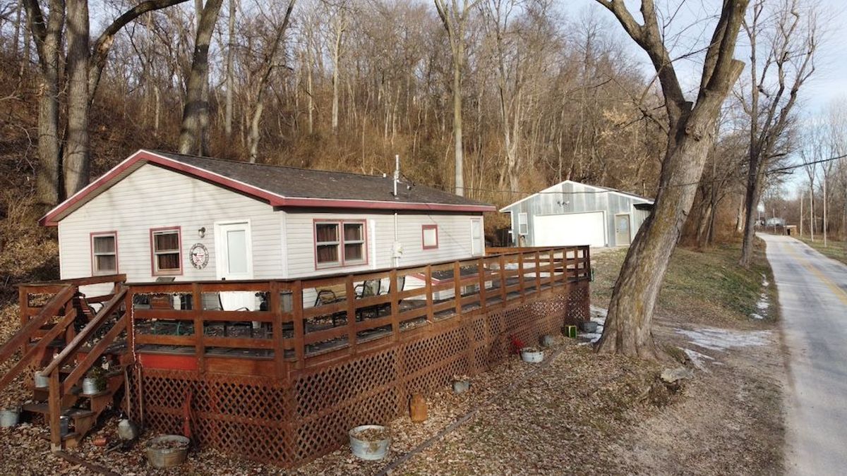 Cabin-Style Home Near The Illinois River With Garage | Whitetail Properties