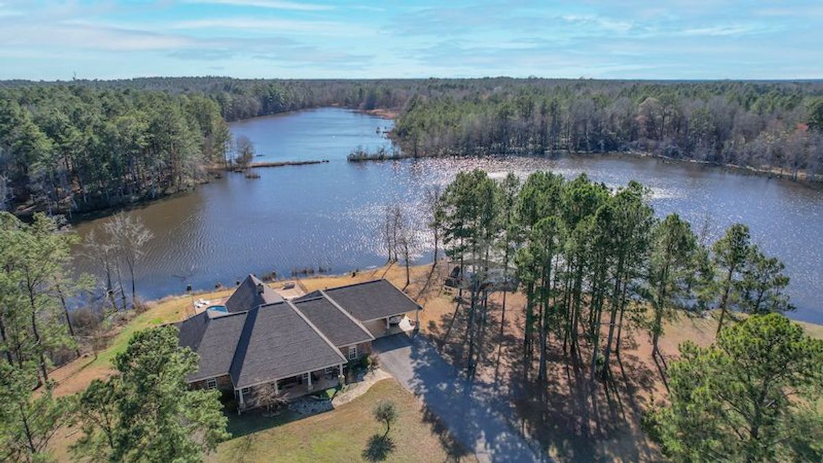Home With Large Fishing Lake | Whitetail Properties