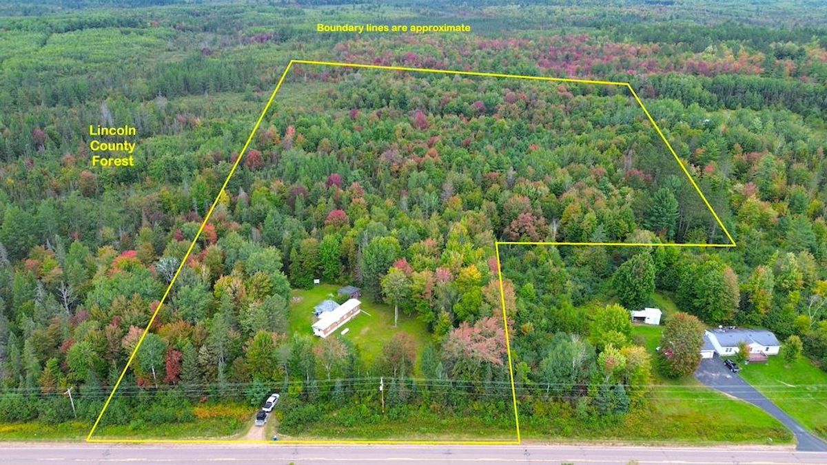 Northwoods Getaway With Beautiful Wooded Acreage Bordering Lincoln ...