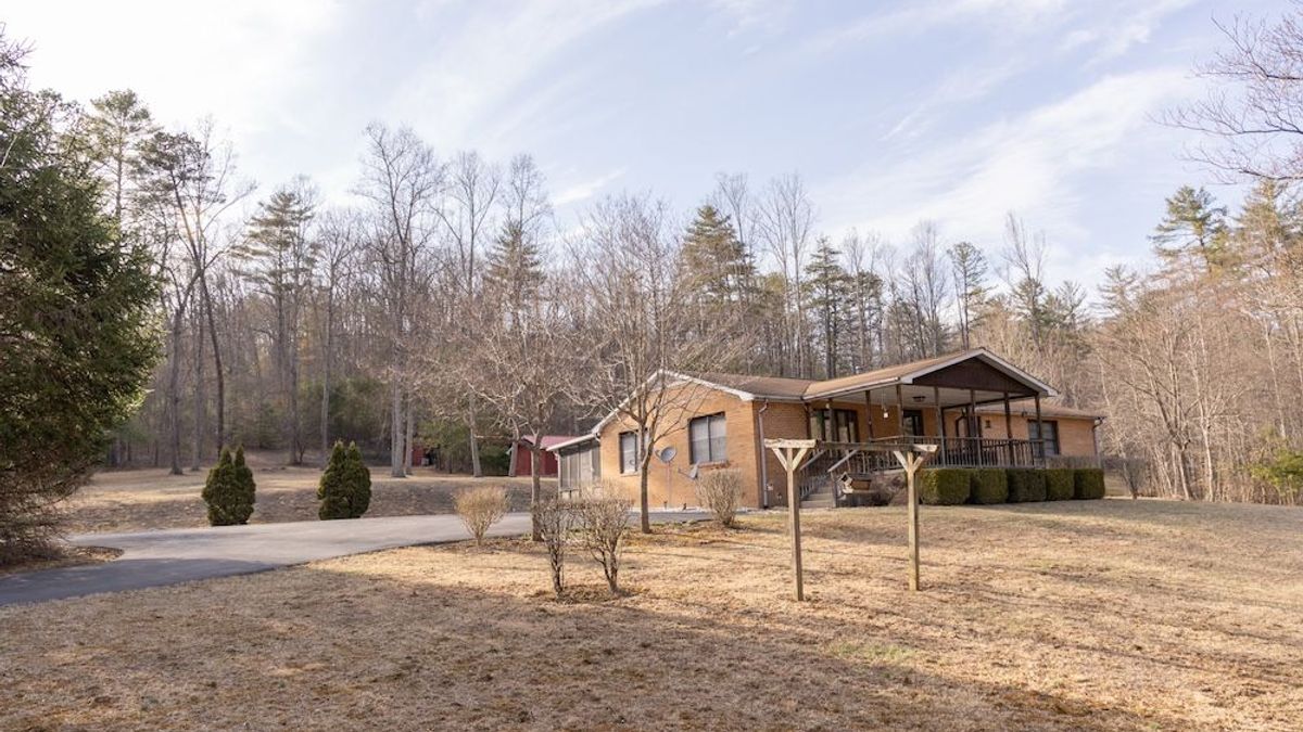 Well Maintained Country Home Adjoining George Washington National ...
