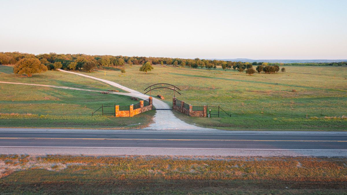 Hunter's Paradise, High And Low Fence Hunting Ranch | Whitetail Properties